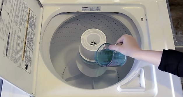 She Pours Mouthwash Into The Washing Machine. The Reason Is Genius!