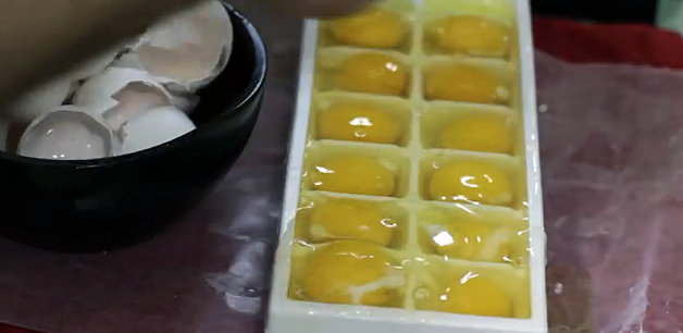 Man Cracks Eggs Into An Ice Cube Tray. The Reason Is Brilliant