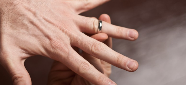 A Ring Got Stuck On His Swollen Finger. But He Removes It With This ...